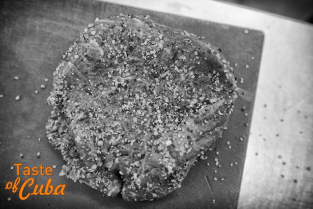 Ceviche de filete de res con tempura de rúcula en salsa de mostaza y miel