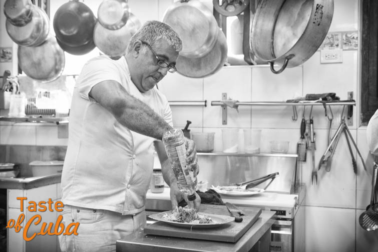 Ceviche de filete de res con tempura de rúcula en salsa de mostaza y miel